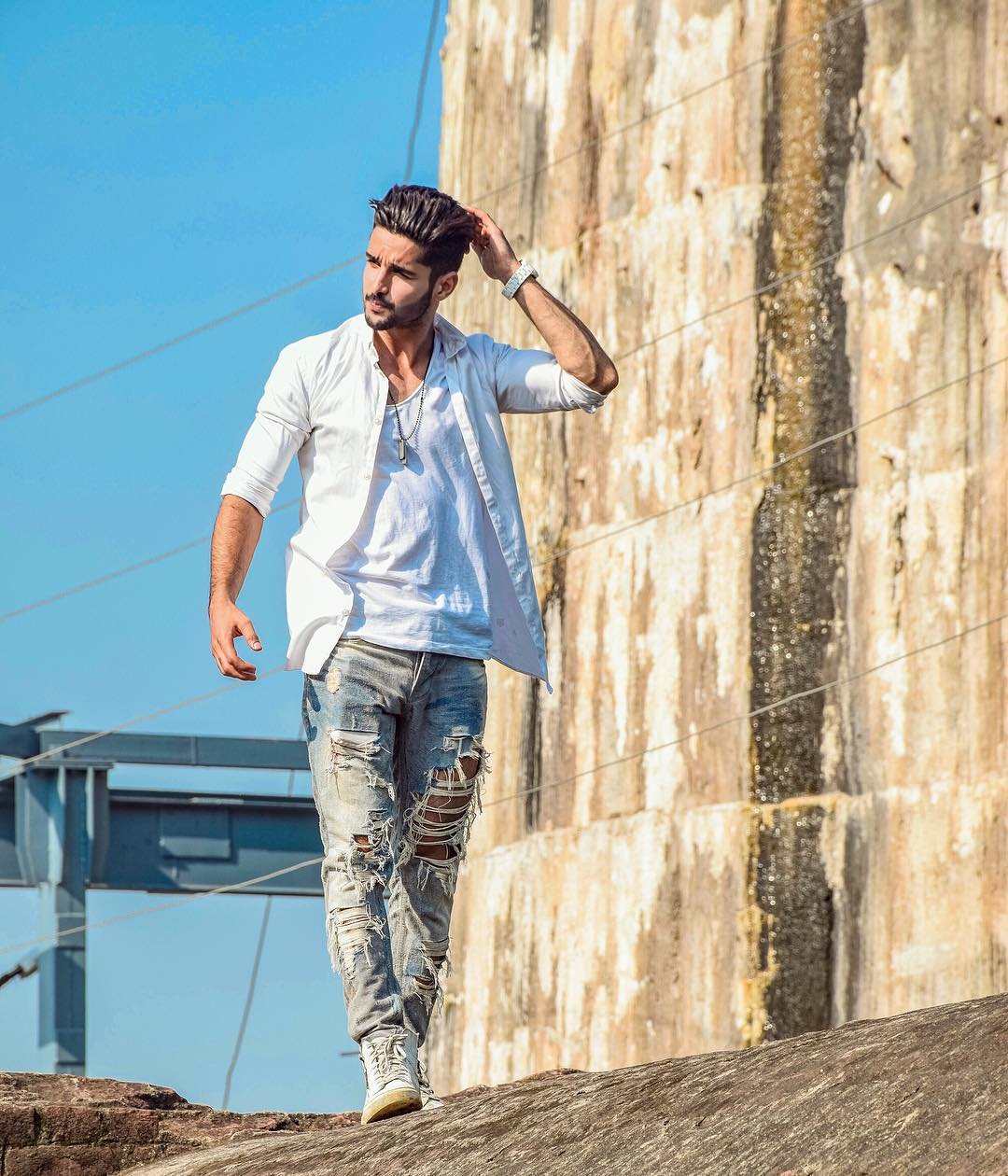 25 super-distressed and extreme-ripped jeans outfits for guys ...