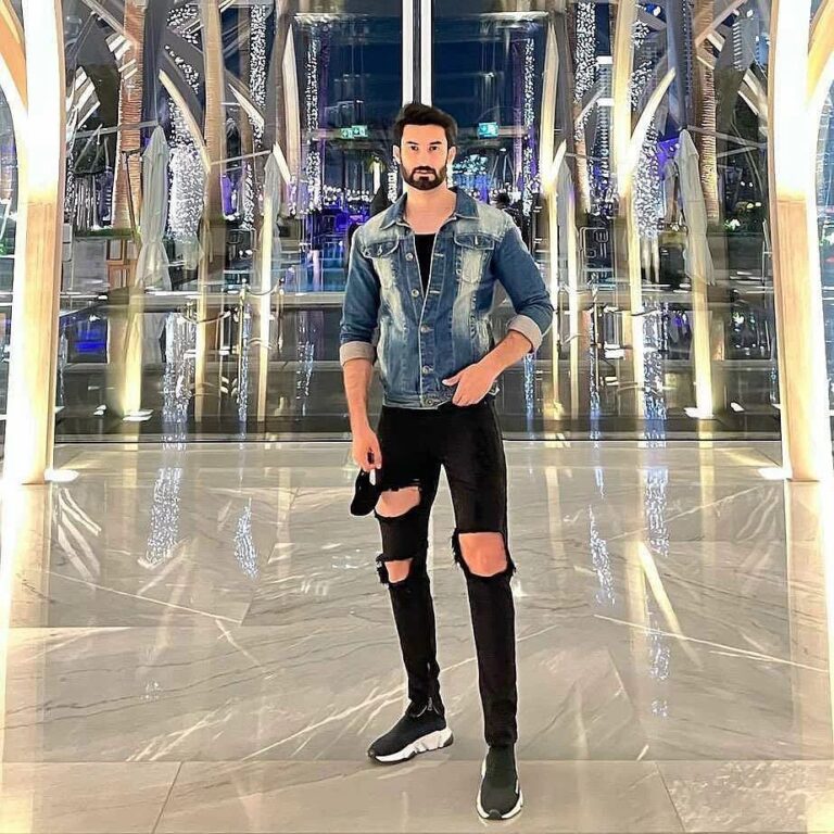 25 super-distressed and extreme-ripped jeans outfits for guys ...