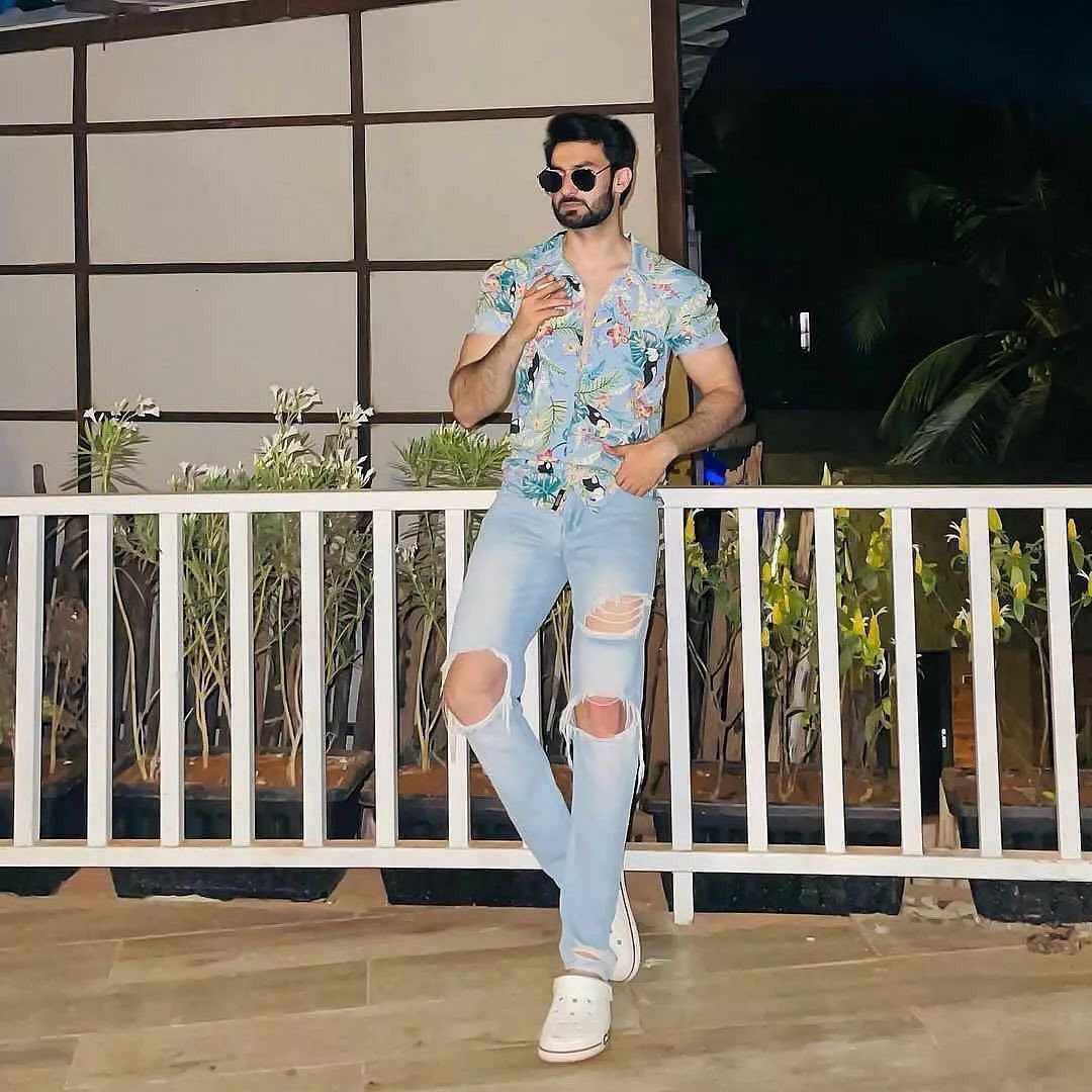 25 super-distressed and extreme-ripped jeans outfits for guys ...