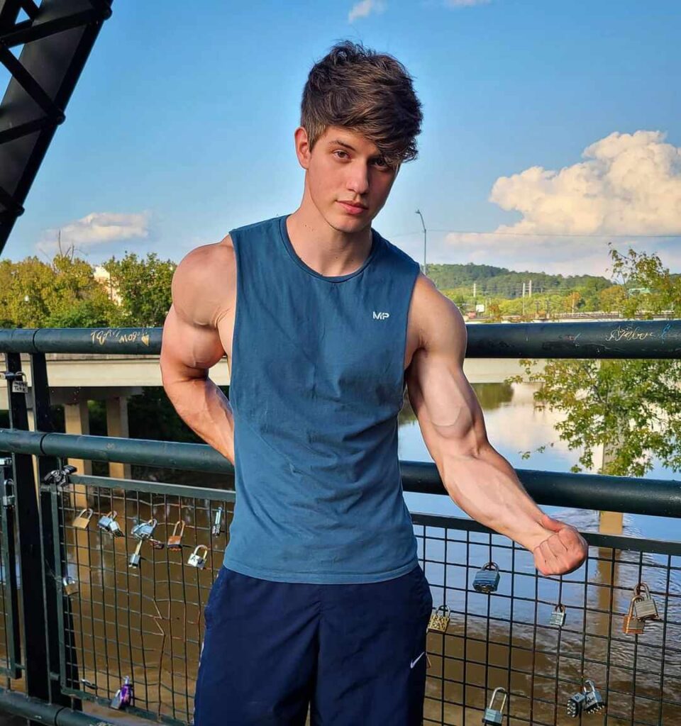 When to wear a tank top? 10 occasions to rock a tank top without ...