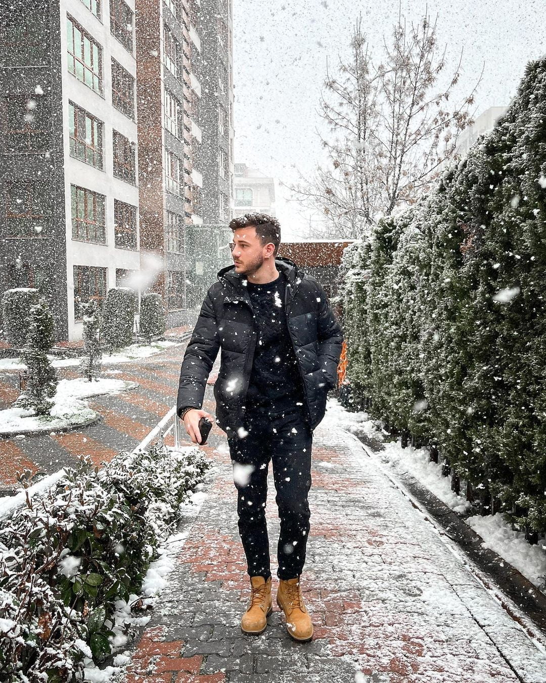 35 stylish and cozy puffer jacket outfits for guys - vogueymen.com