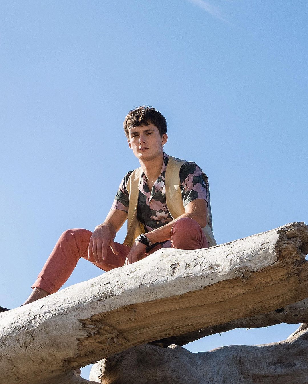 How to rock a floral shirt? 45 floral shirt outfits for guys ...