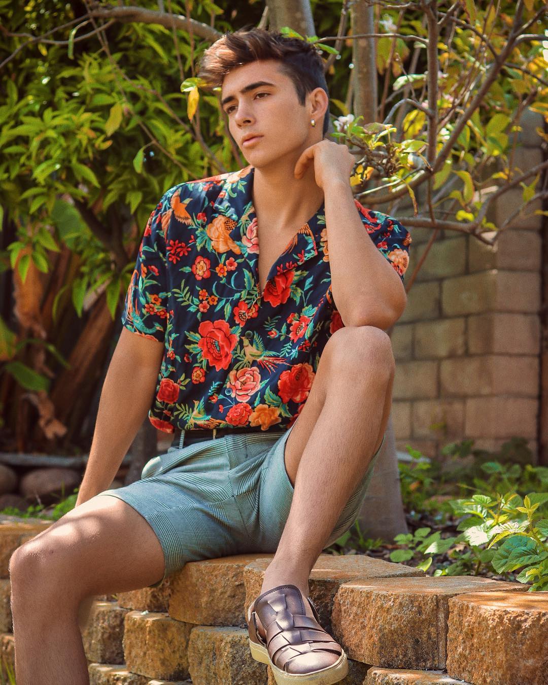 How to rock a floral shirt? 45 floral shirt outfits for guys ...