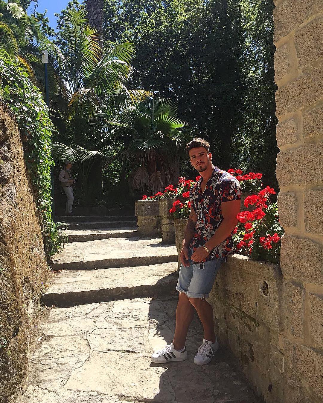 How to rock a floral shirt? 45 floral shirt outfits for guys ...