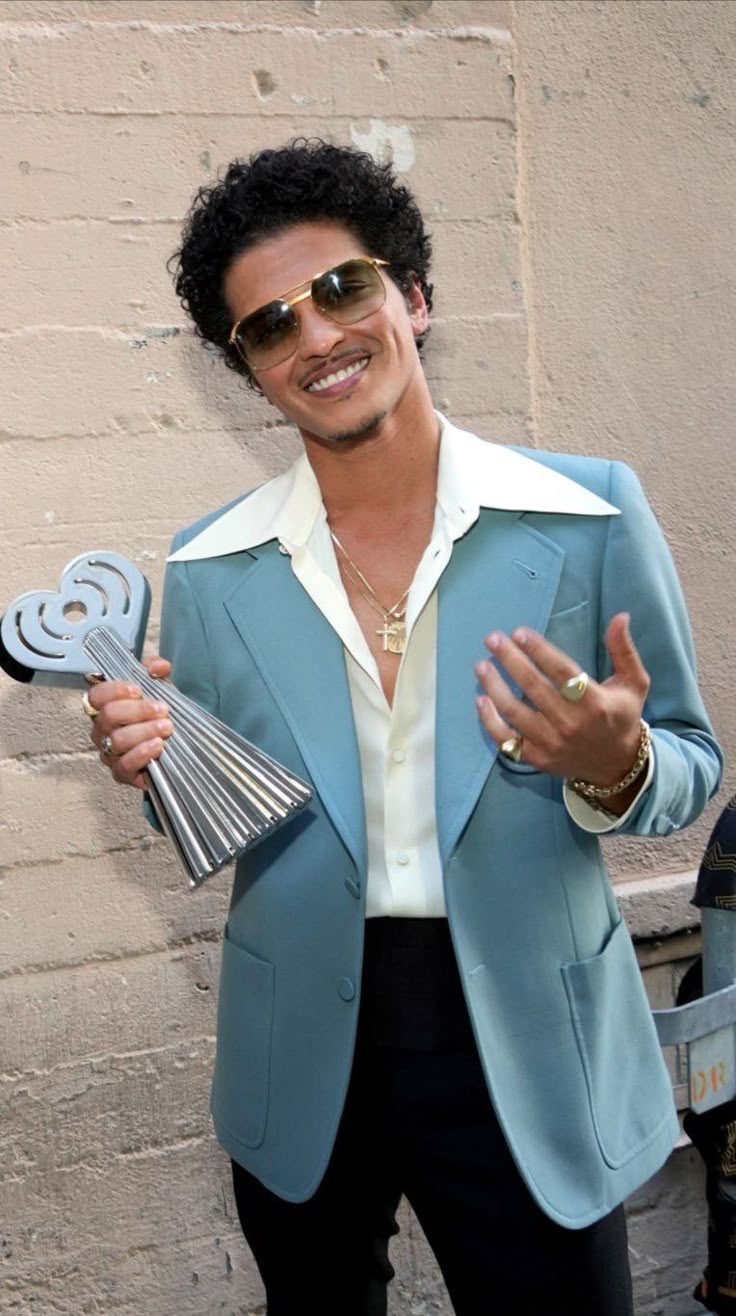 Bruno Mars’s Iconic Outfits: His Style Playbook, Decoded - vogueymen.com