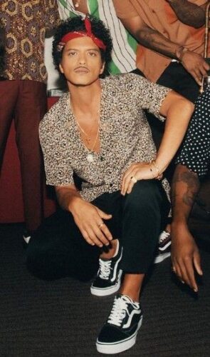 Bruno Mars’s Iconic Outfits: His Style Playbook, Decoded - vogueymen.com