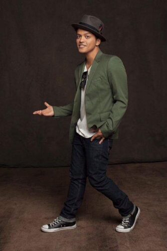 Bruno Mars’s Iconic Outfits: His Style Playbook, Decoded - vogueymen.com