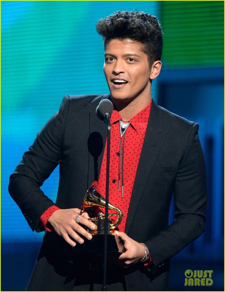Bruno Mars’s Iconic Outfits: His Style Playbook, Decoded - vogueymen.com