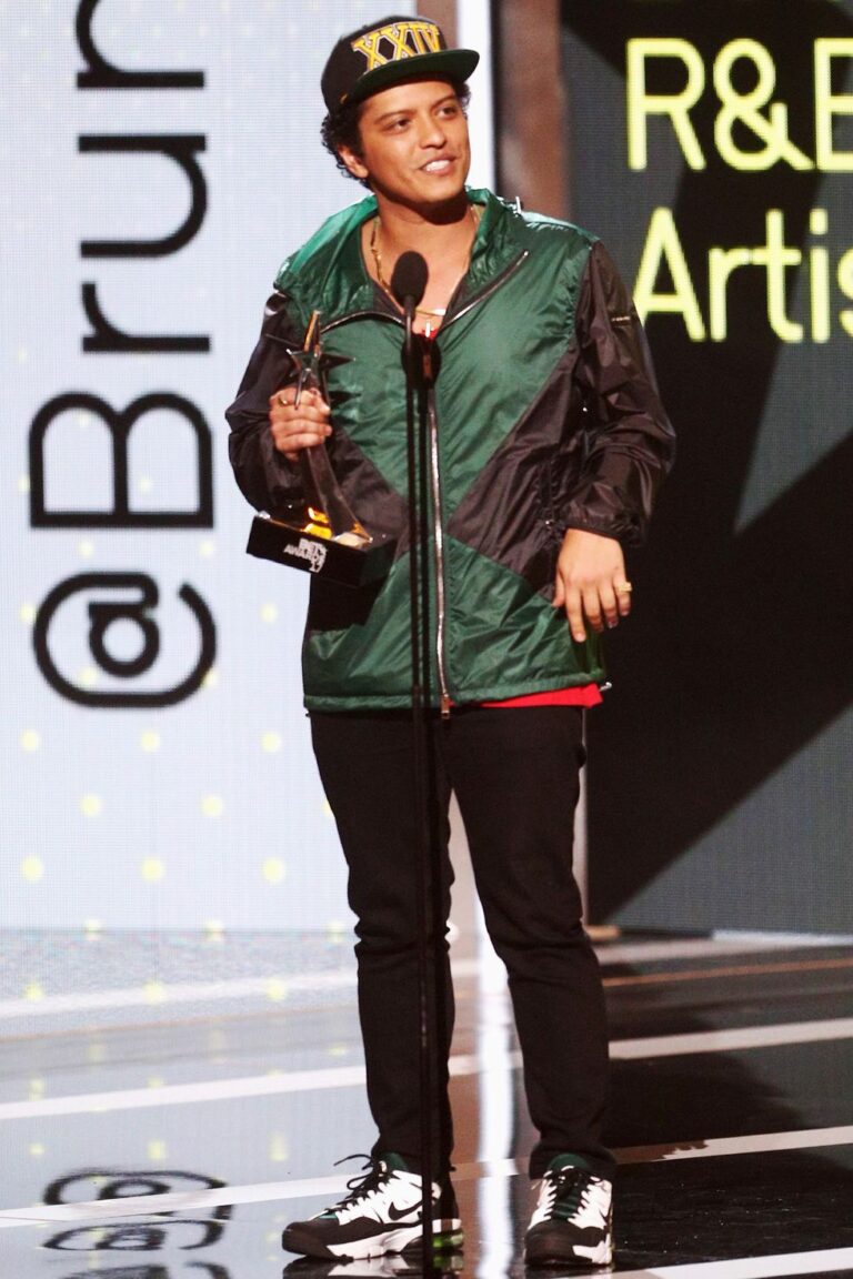Bruno Mars’s Iconic Outfits: His Style Playbook, Decoded - vogueymen.com