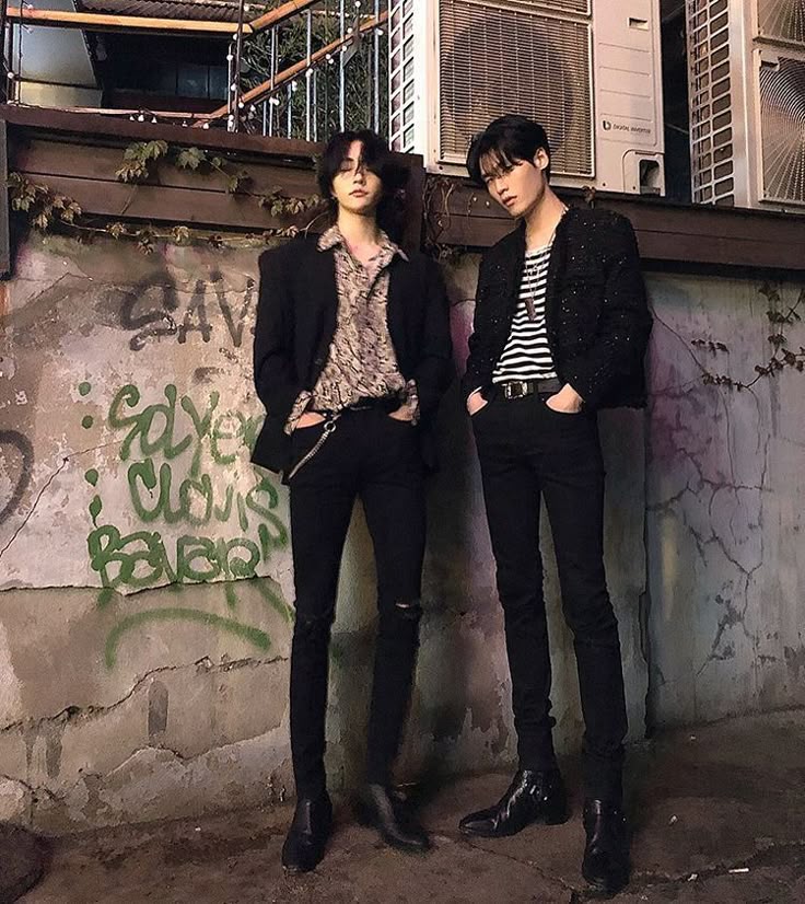 Trad Goth vs Mall Goth: A Tale of Two Somber Style Scenes - vogueymen.com